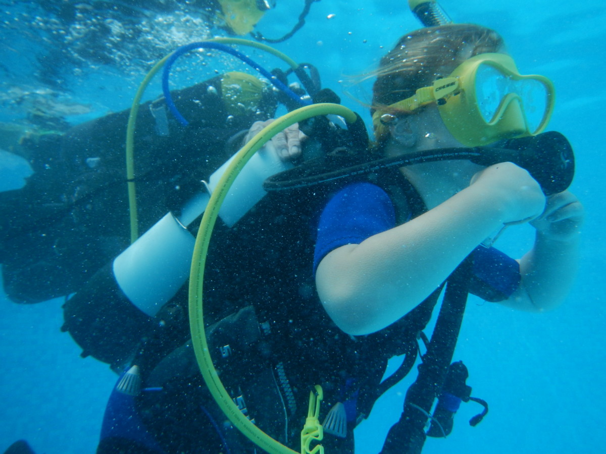 Lydia Nelson completes Aqua missions 1 and 2 of the PADI Seal Team with ...
